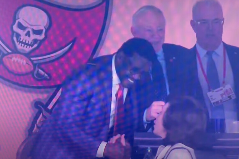 Jerry Jones and Michael Irvin Created the Most Awkward Handshake Ever ...